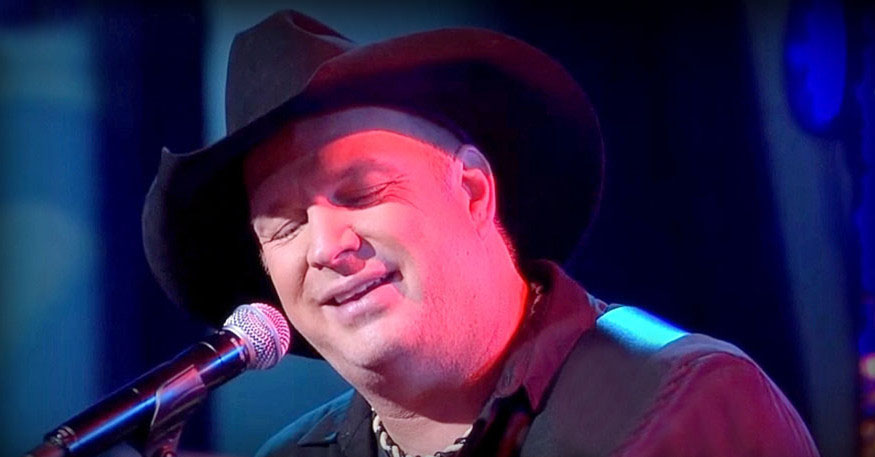 Everyone Had Tears In Their Eyes When Garth Brooks Begins Singing His ...